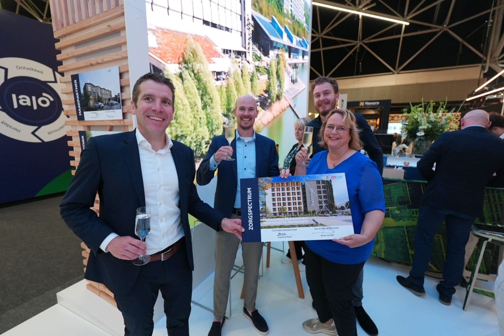 ZorgSpectrum en VDL De Meeuw tekenen overeenkomst